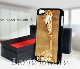 Giraffe Kissing Baby - Desain Case For Ipod Touch 5 on Luulla